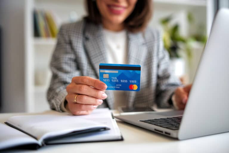 10 Poor Habits That Keep the Middle Class from Becoming Rich - New Trader U