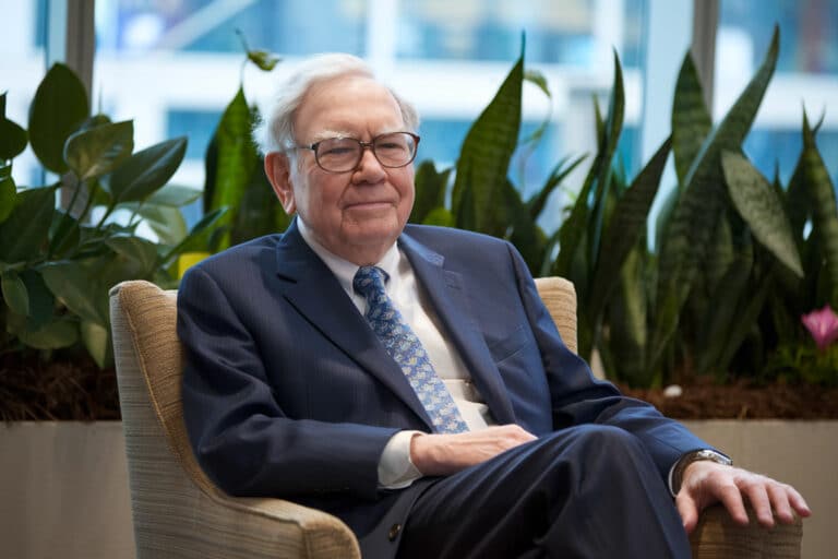 10 Things Warren Buffett Never Wasted Money On Even After He Was Rich ...