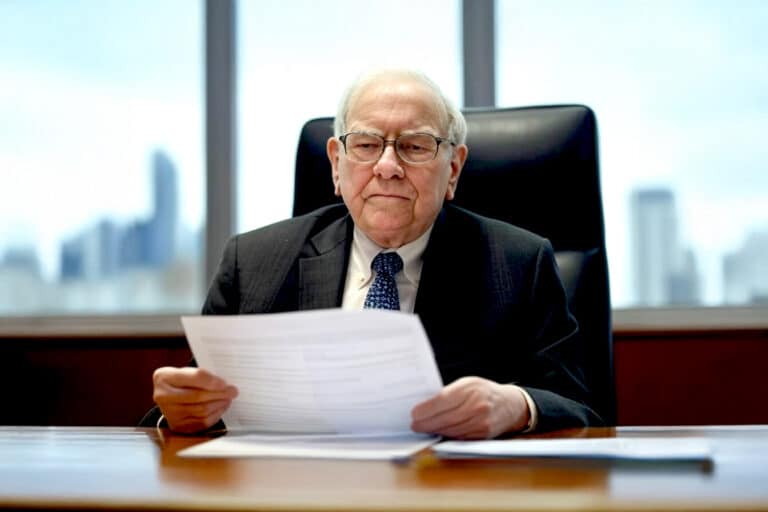 5 Poor Money Habits Warren Buffett Warns About - New Trader U