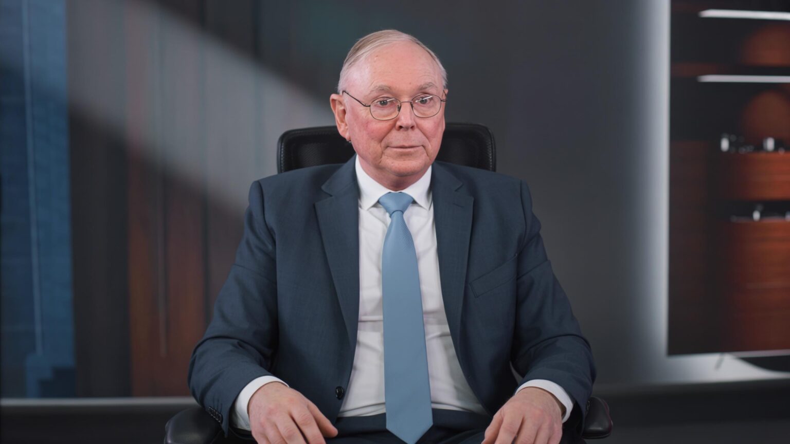 Charlie Munger's 4 Tips for Recognizing Fake Rich People - New Trader U