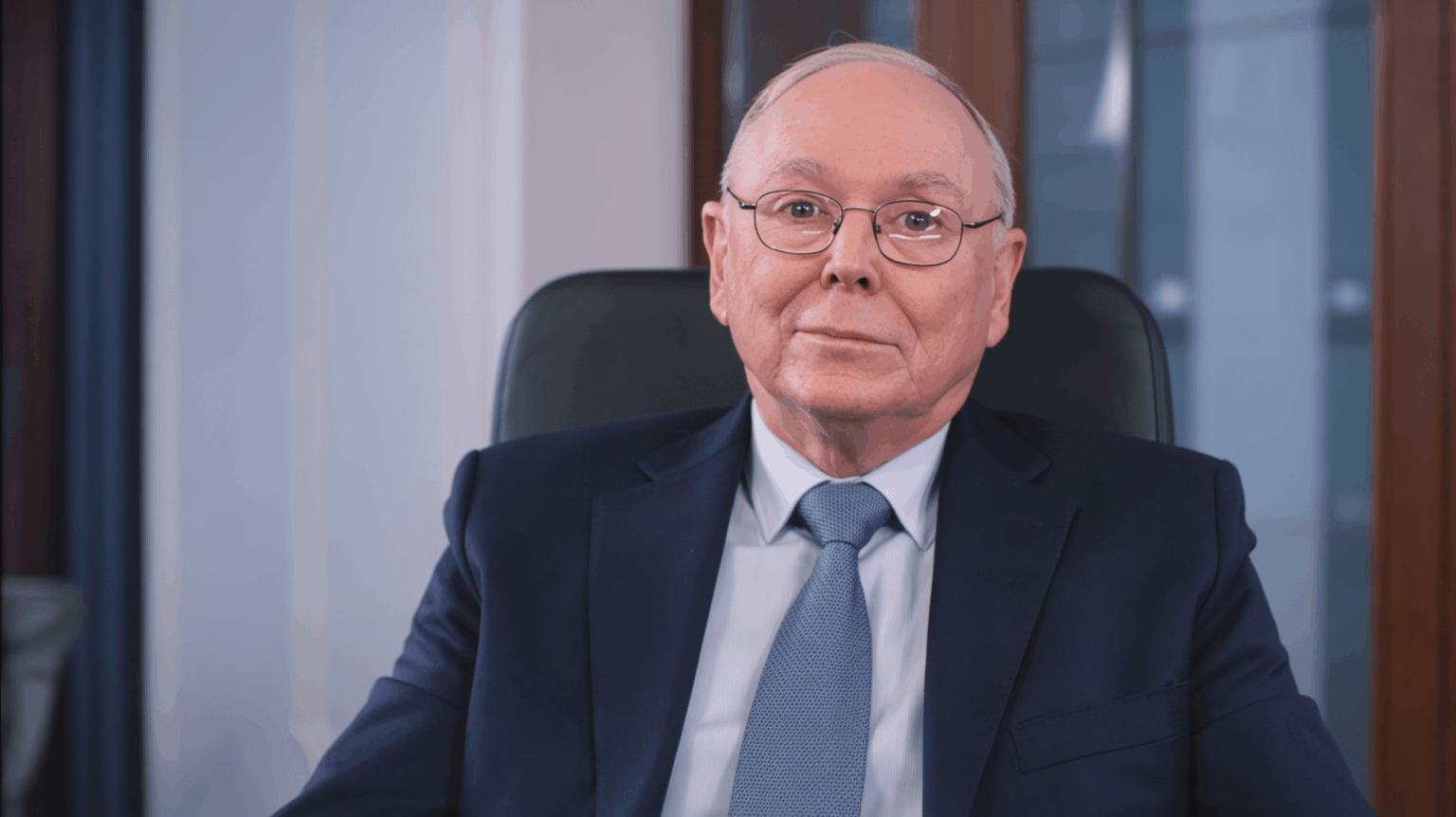 Charlie Munger: 7 Books Smart People Read That Quietly Change How You ...